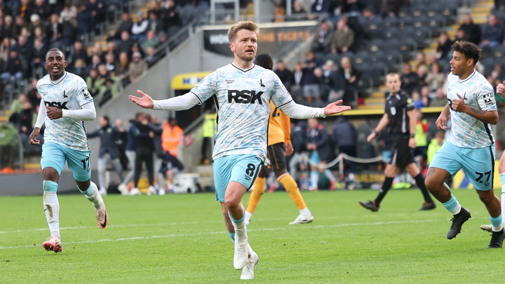 Berry's late goal earns point at Hull | Charlton Athletic Football Club